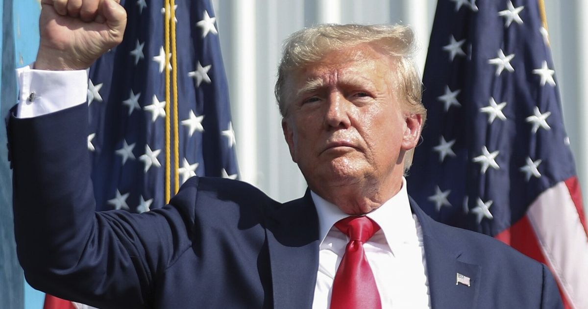 Trump admires a Glock handgun — but stops short of buying — as he ...