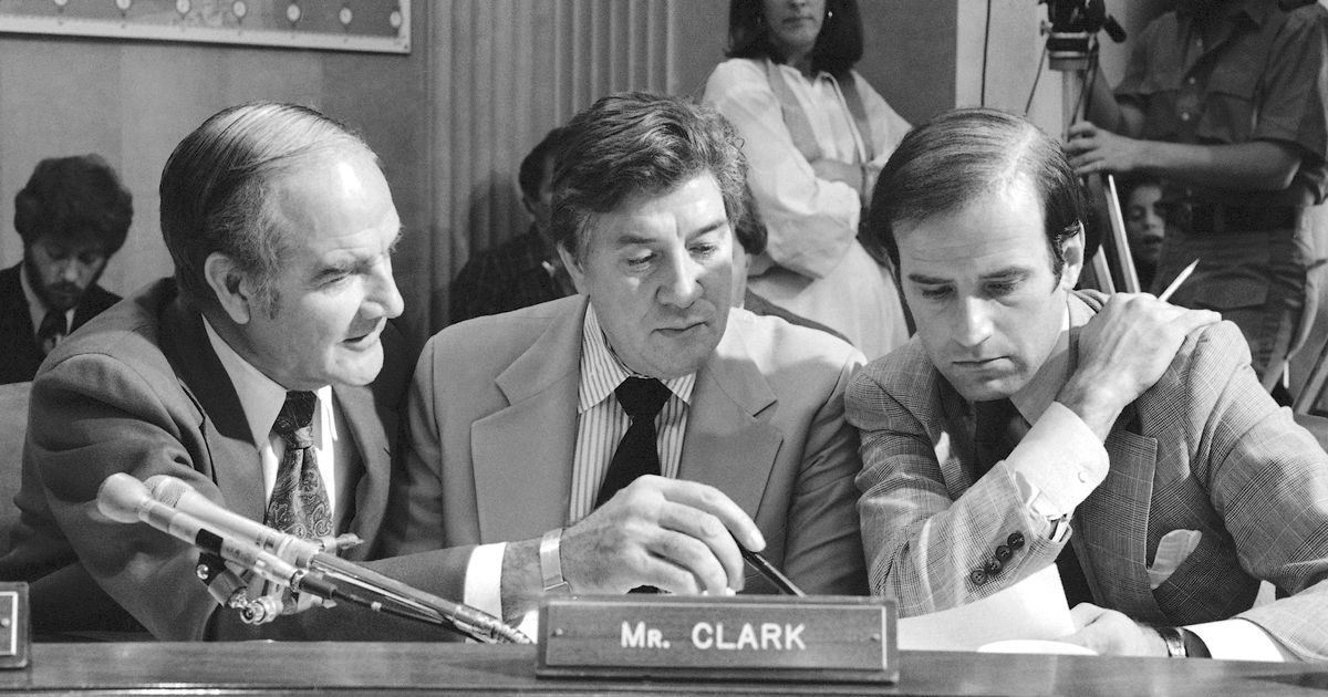 Former US Sen. Dick Clark, an Iowa Democrat known for helping Vietnam ...