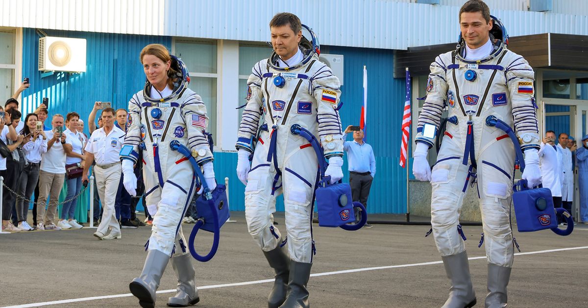 One American, two Russians ride Russian capsule to the International ...