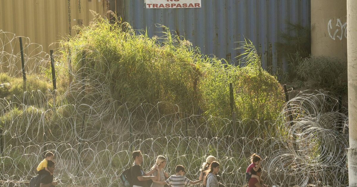 Texas Lawmakers Vote To Let Local Police Arrest Migrants The Seattle