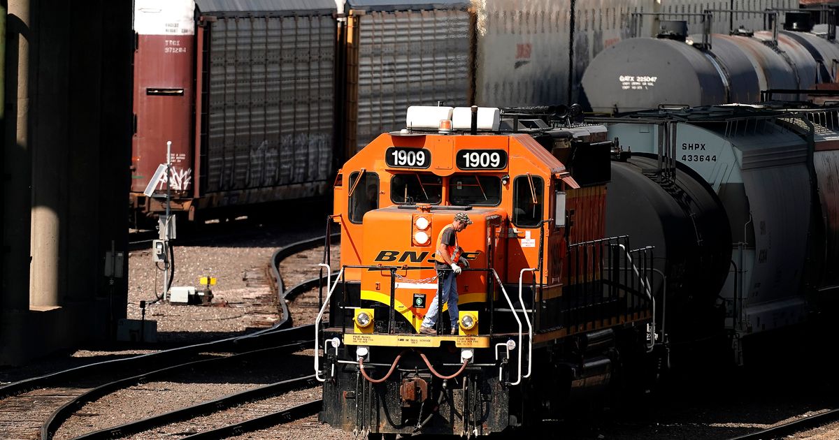 Kansas becomes the 10th state to require 2-person train crews, despite ...