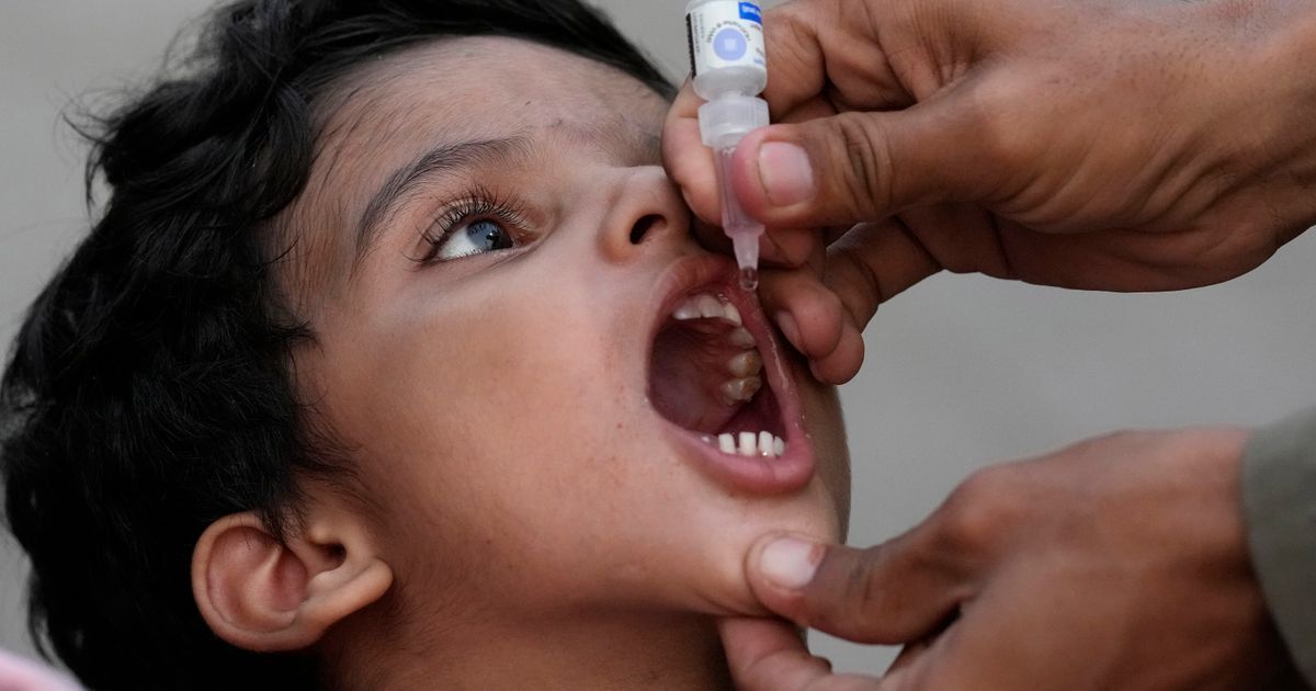 Pakistan officials consider a new way to boost polio vaccination ...