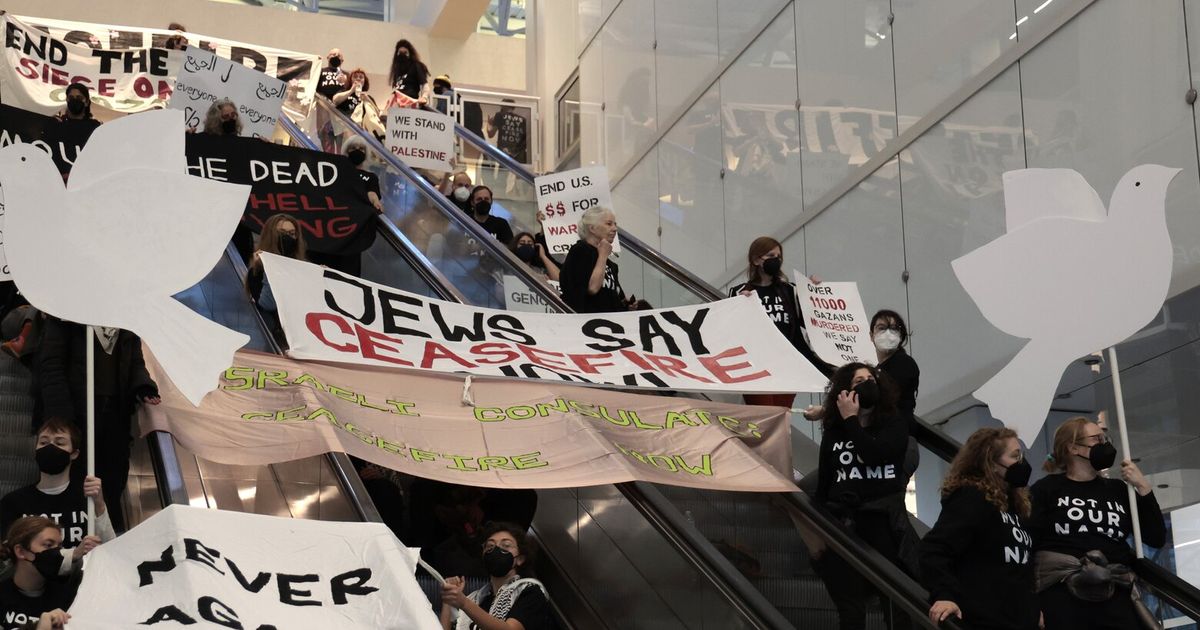 Jewish protesters and allies block Israeli consulate in Chicago ...