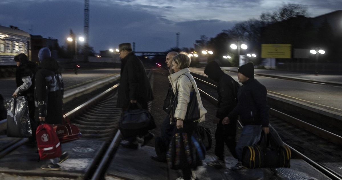 They Trudge From Russia Into Ukraine, Fleeing Life Under Occupation ...