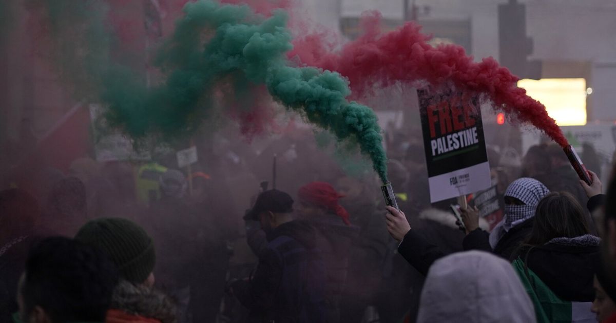 Tens of thousands march in London calling for a permanent cease-fire in ...