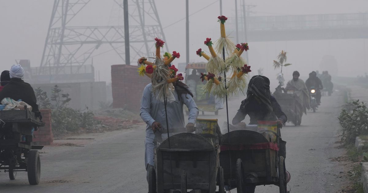 Toxic heavy smog in eastern Pakistan makes tens of thousands sick | The ...