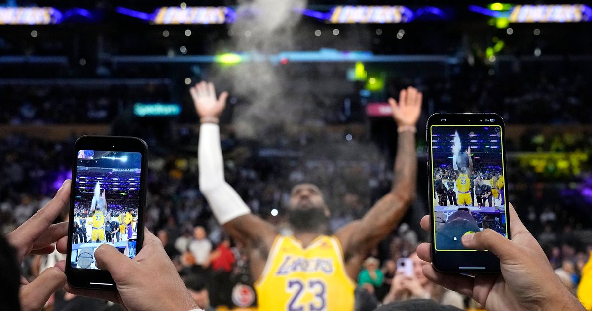 Lakers hold off Clippers 130-125 in OT to snap an 11-game losing streak ...