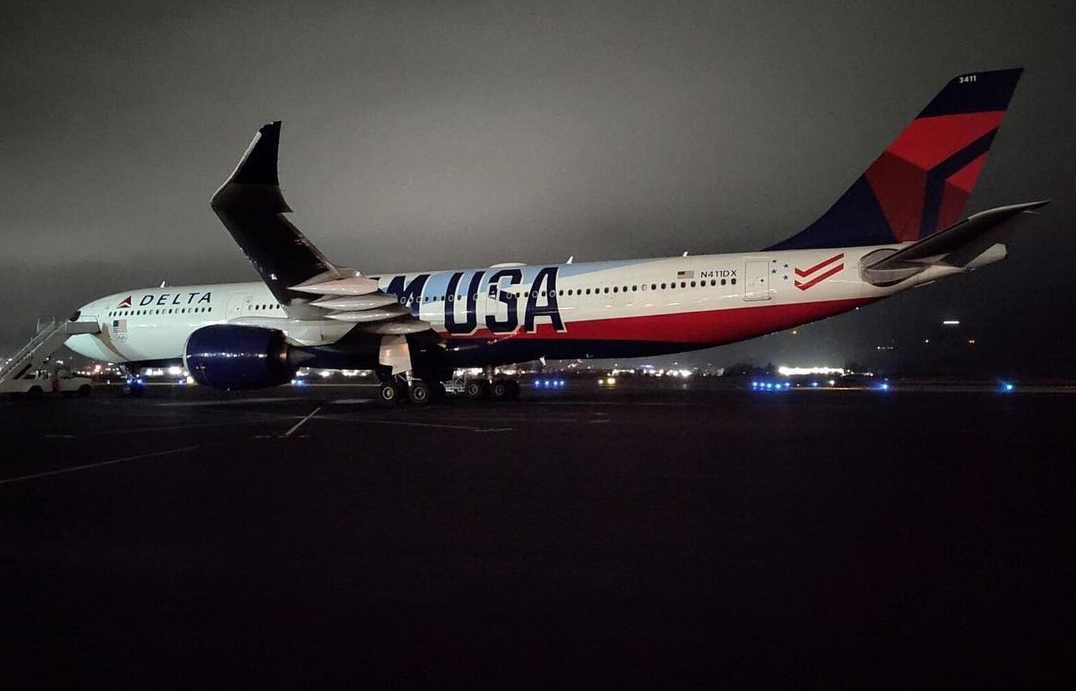 8-year-old fan gets a close-up look at big plane diverted to Yakima ...