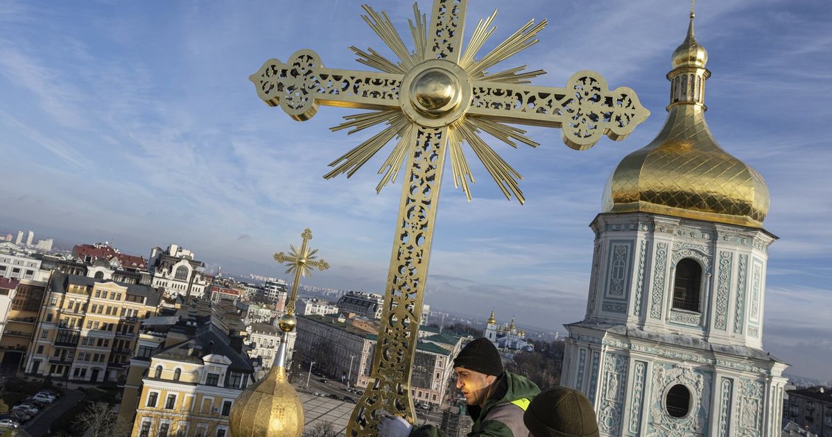 Authorities return restored golden crosses to the domes of Kyiv’s St ...