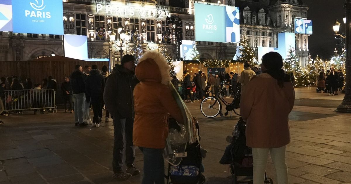 Paris City Hall plaza draws holiday visitors and migrant families ...