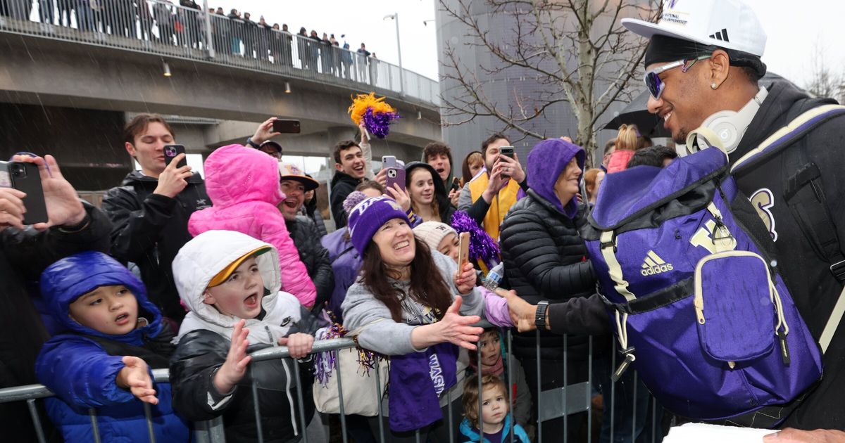 UW fans rally to give Huskies a warm send-off before national ...