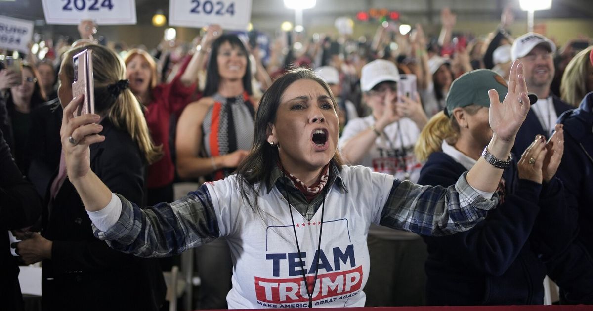 Trump praises Texas governor as border state clashes with Biden ...