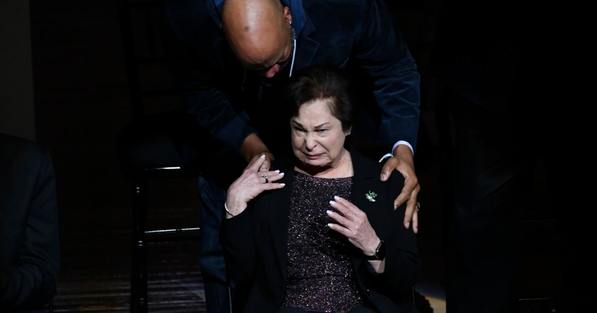 Bulls fans boo when Jerry Krause honored during Ring of Honor ceremony ...