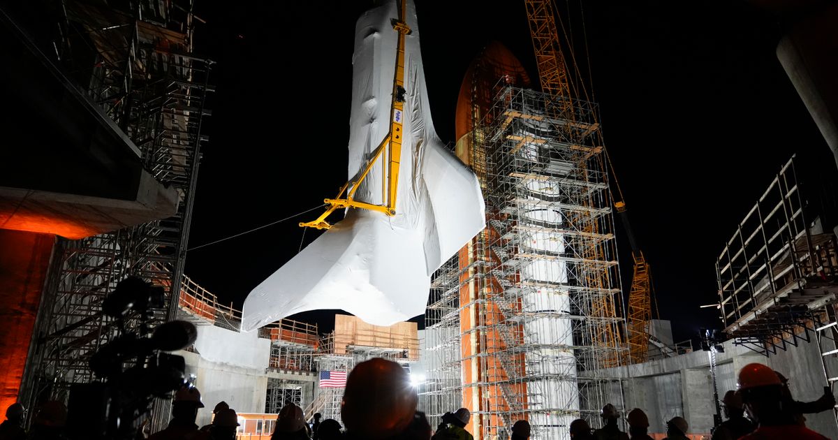 Space shuttle Endeavour hoisted for display in launch configuration at ...
