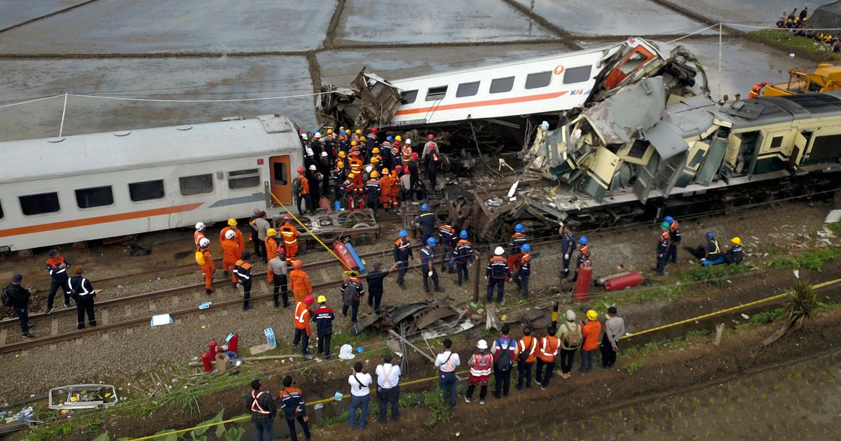 Trains collide on Indonesia’s main island of Java, killing at least 4 ...