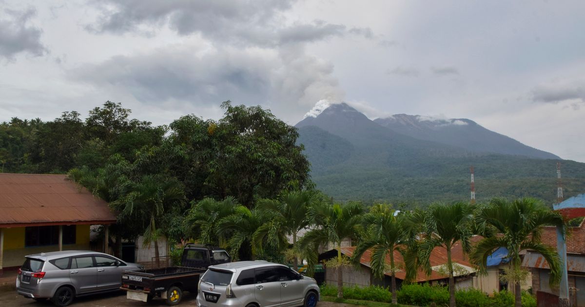 Indonesia evacuates about 6,500 people on the island of Flores after a ...