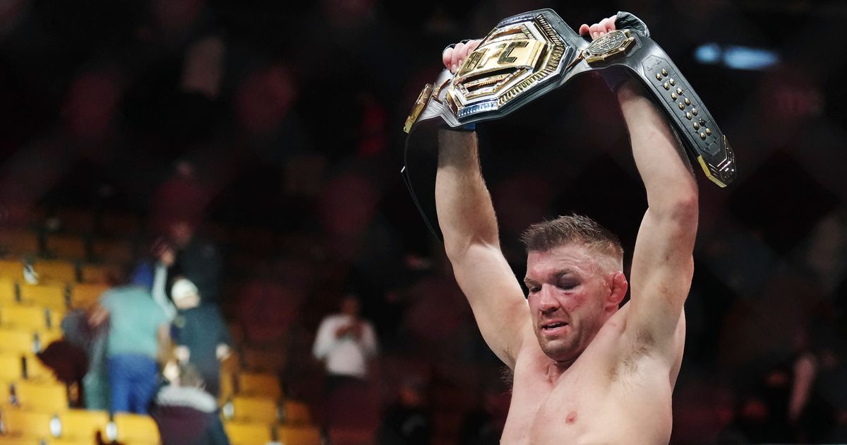 Dricus Du Plessis outpoints Sean Strickland at UFC 297 to win the ...