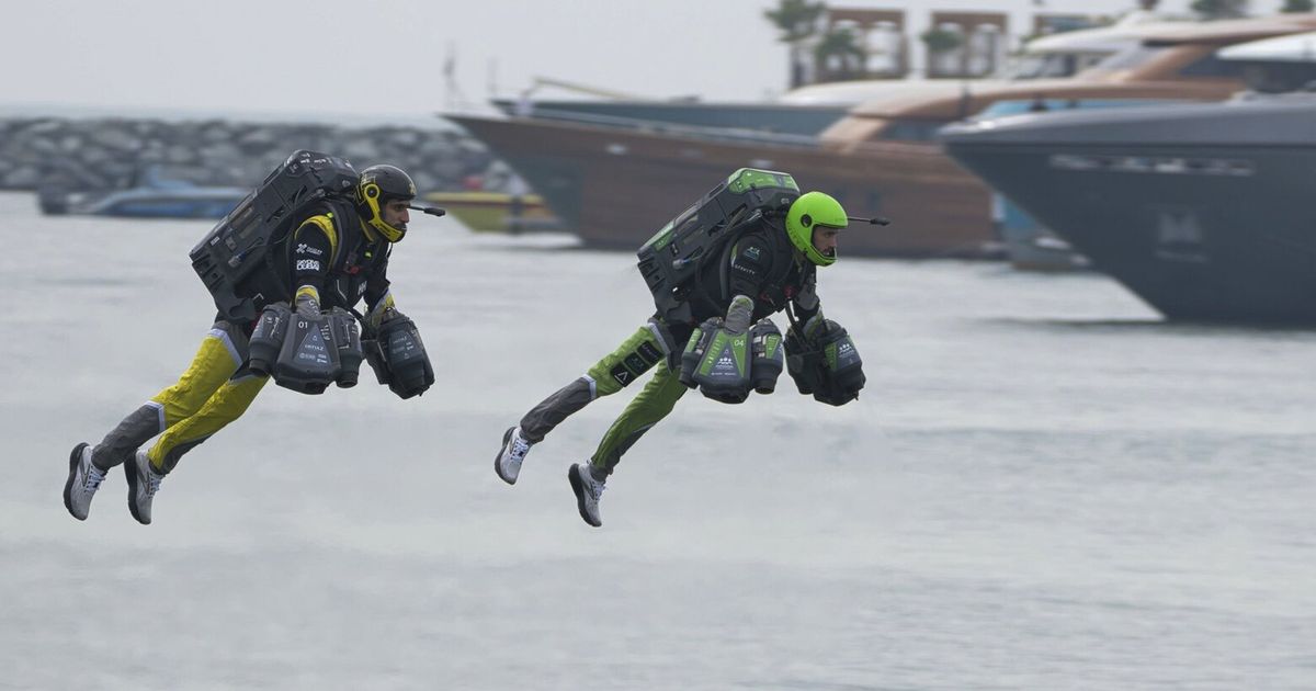 ‘Iron Man’ pilots race in jet suits against a backdrop of Dubai ...