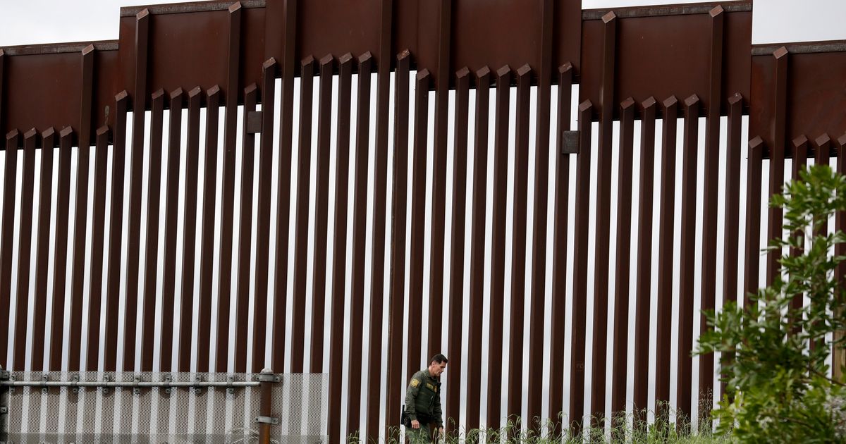 Falls from wall at US-Mexico border injure 11, including 10 who were ...