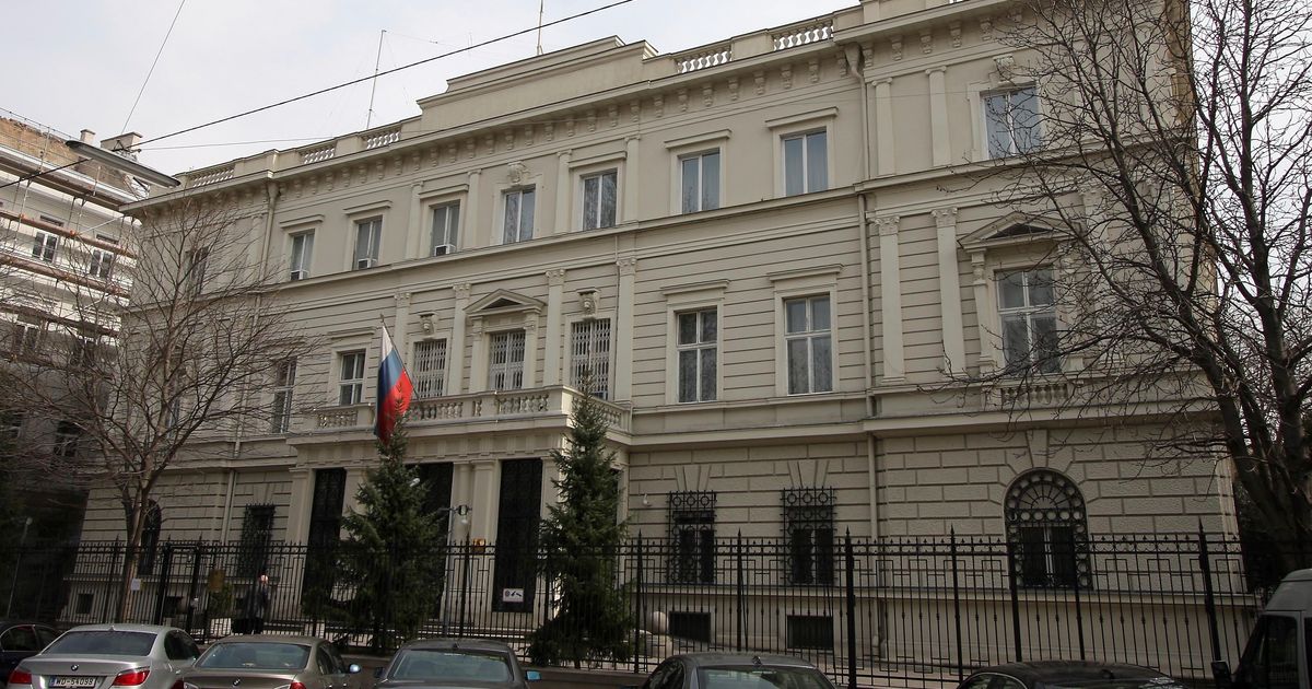 Austrian police given small gifts after protecting Russian Embassy ...
