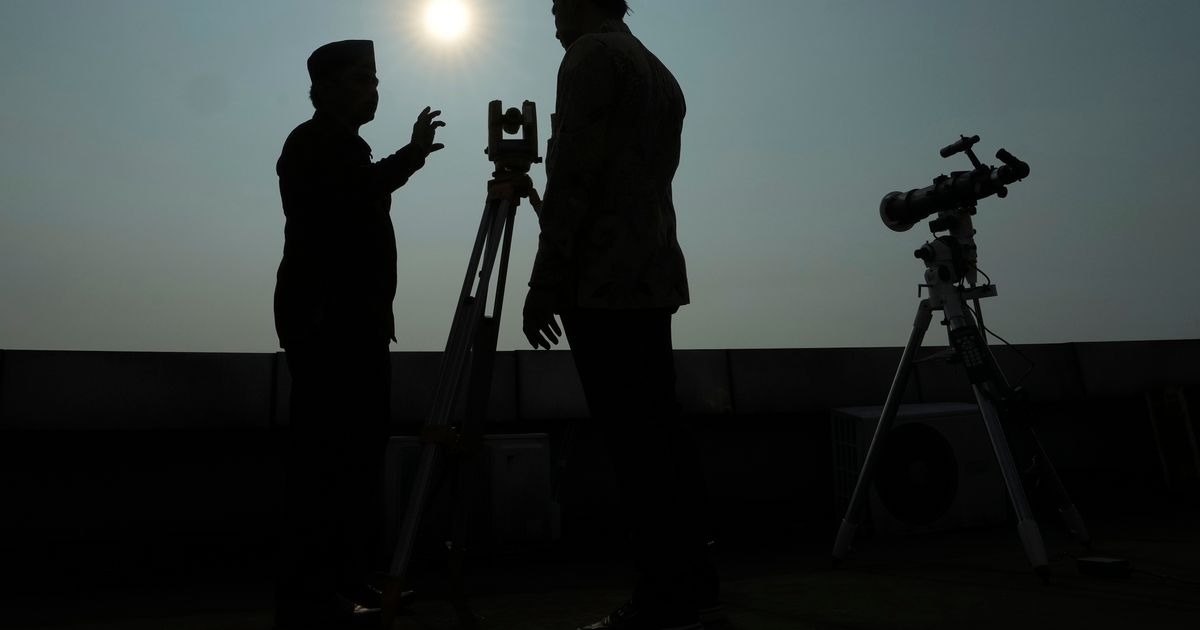 What is Ramadan and how do Muslims observe the Islamic holy month ...