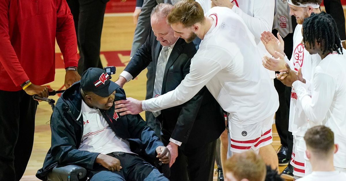 Ex-Wisconsin assistant coach Howard Moore gets standing ovation at game ...