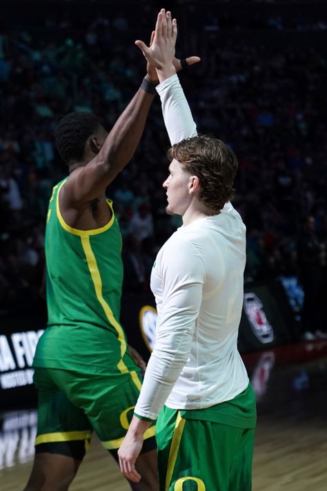 Crowns, chest bumps and swagger: In March Madness, the handshake isn’t ...