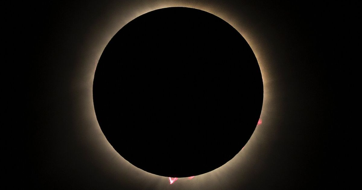 Seattleites escape clouds, chase solar eclipse across the continent ...