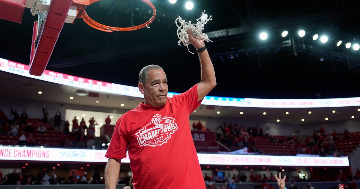 Houston coach Kelvin Sampson edges UConn’s Dan Hurley for AP coach of ...