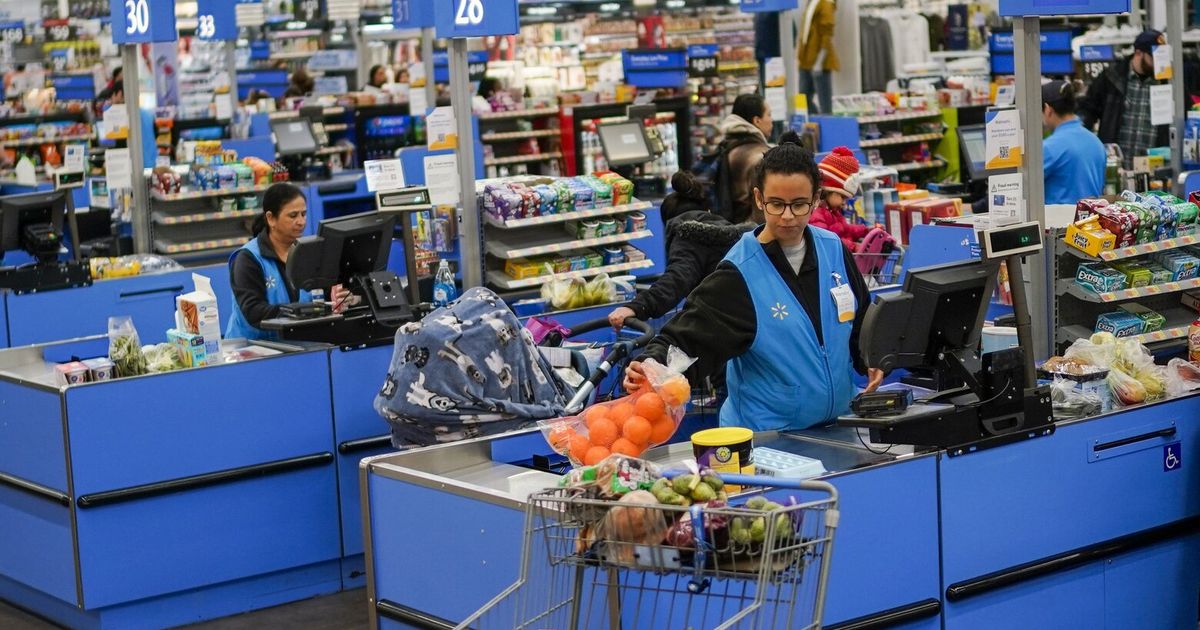 Walmart offers new perks for workers, from a new bonus plan to ...