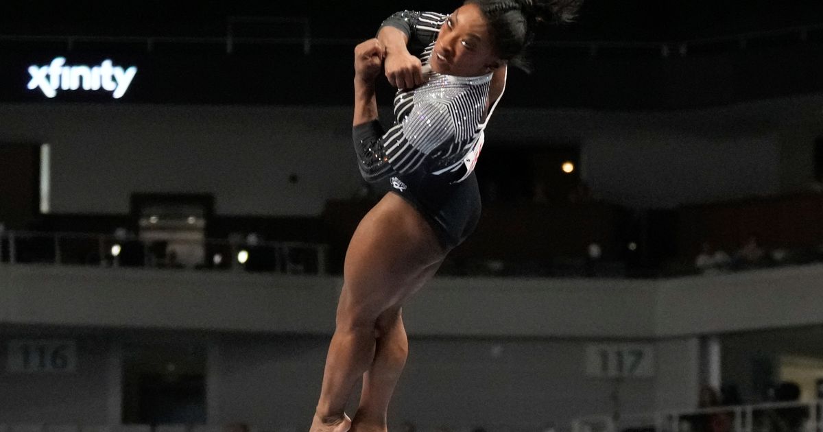 Simone Biles, looking perhaps better than ever, surges to early lead at ...