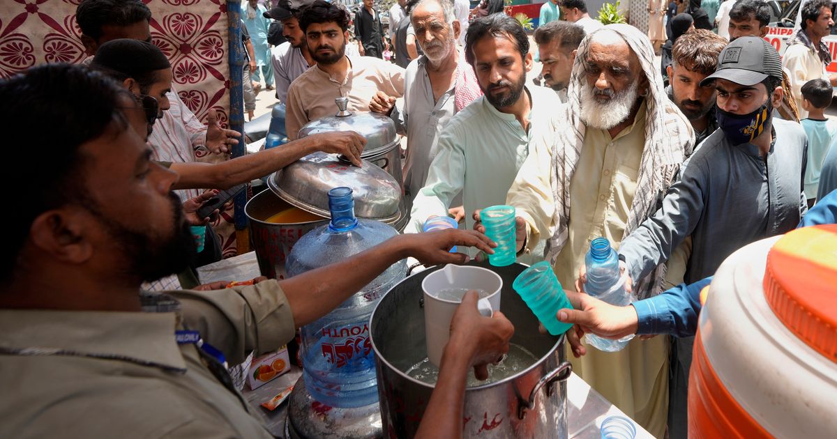 Hundreds of people suffer heatstroke in Pakistan, and dangerous heat is ...