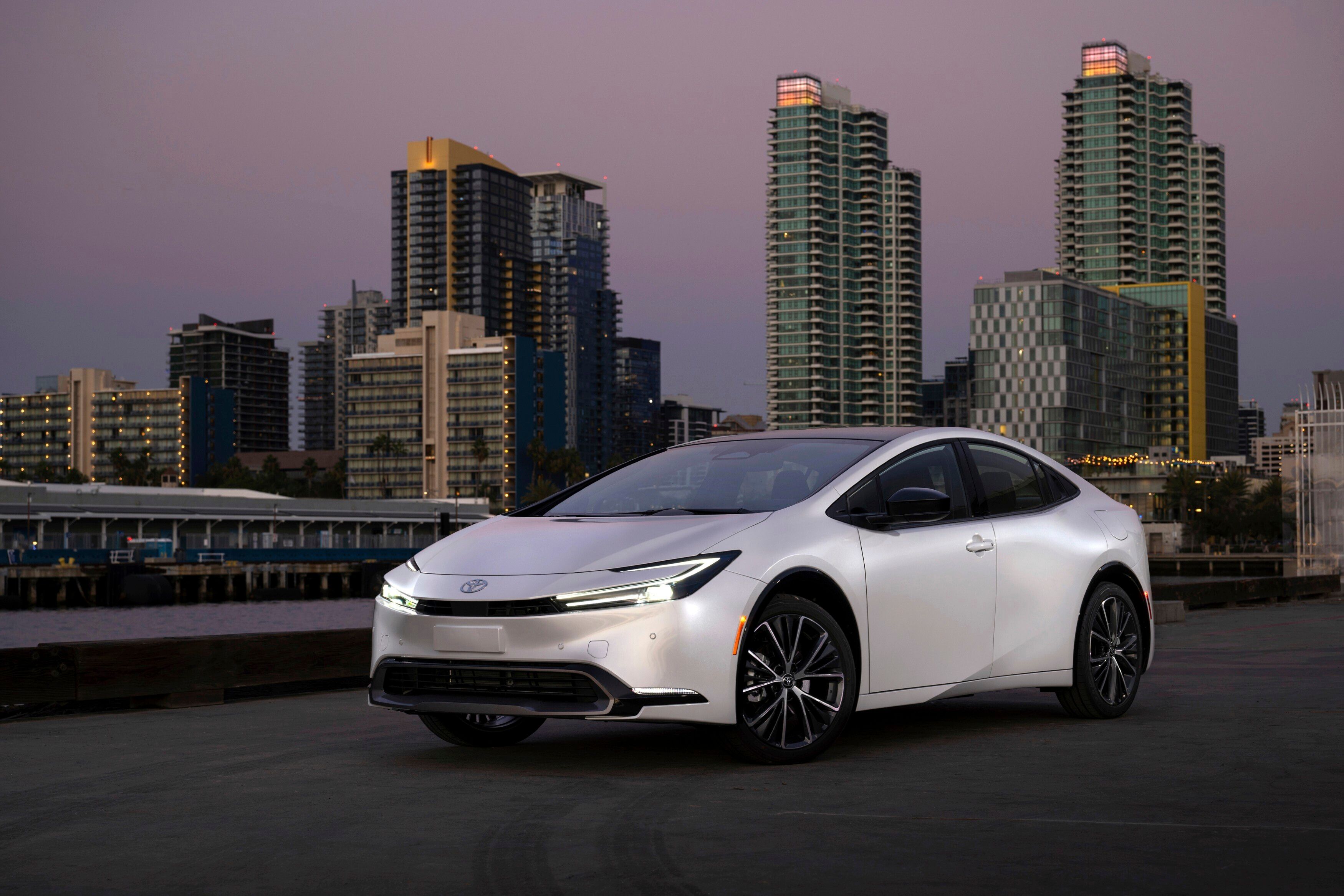 Edmunds Best hybrid sedans for under 35 000 The Seattle Times