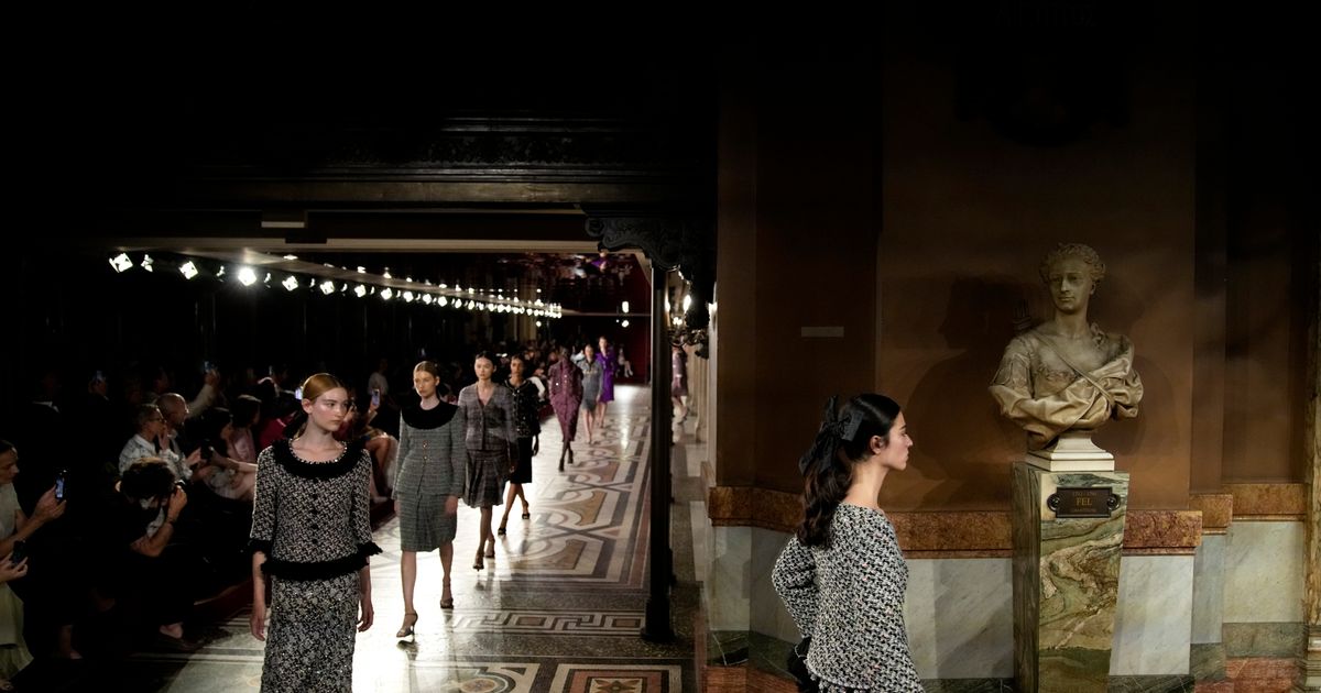 Chanel goes to the opera in a gleaming but designer-less couture ...