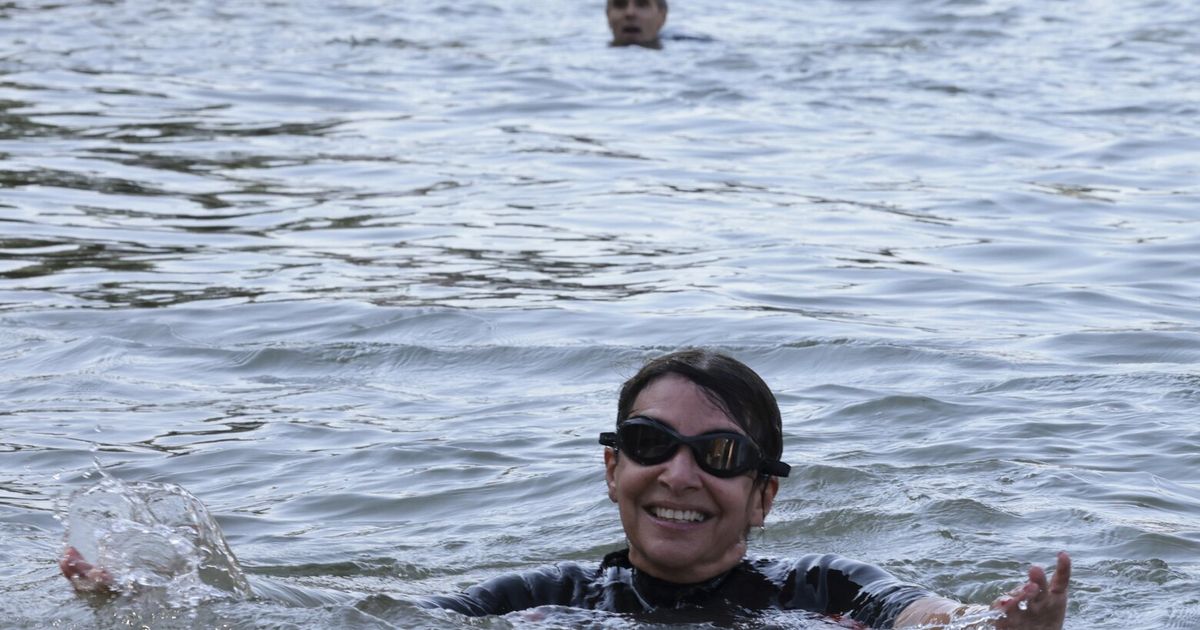 Paris mayor dips into the Seine River to showcase its improved ...