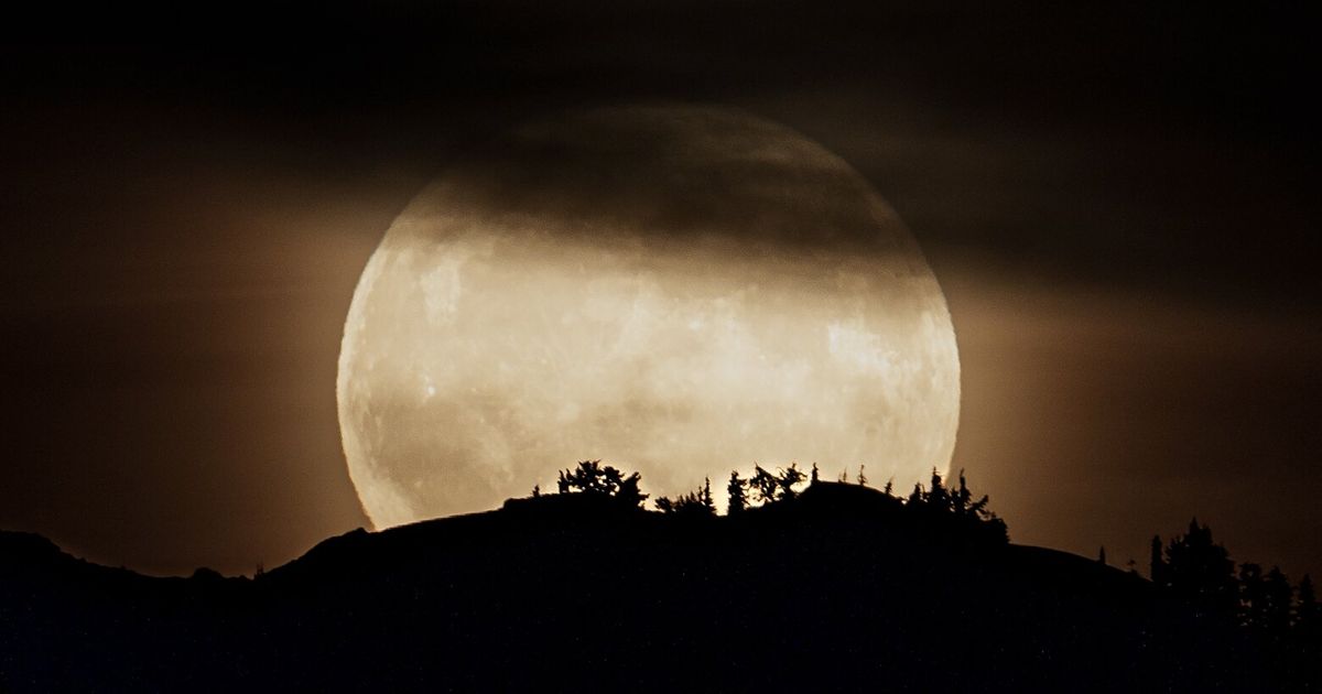 Earth and sky combine to create a haunting strawberry moon sandwich ...
