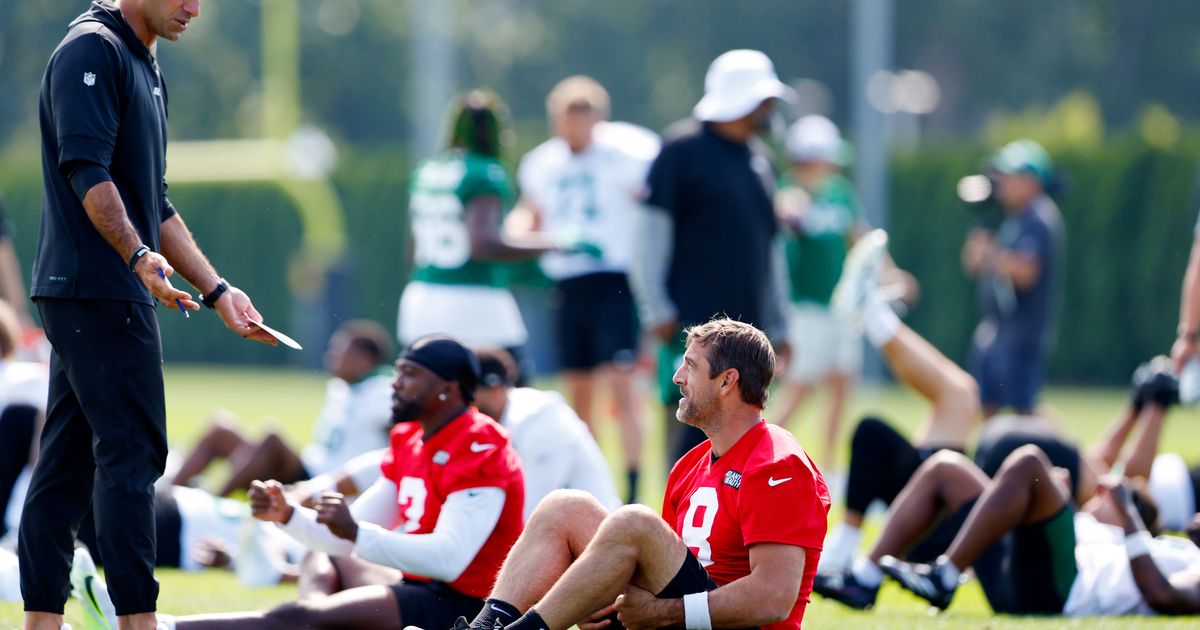 A fired-up Aaron Rodgers gets angry after being stepped on and Jets ...