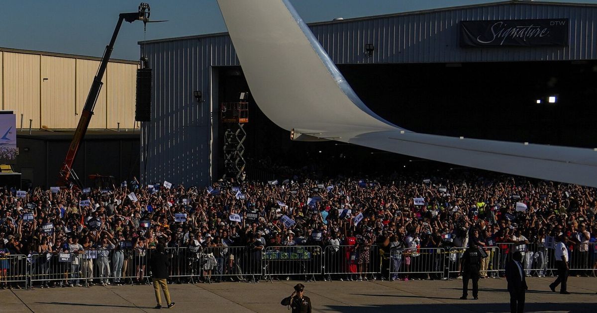 Trump falsely claims a crowd photo from Harris’ campaign rally in ...
