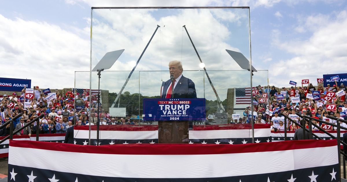 Donald Trump, back at an outdoor rally, returns to familiar habits ...