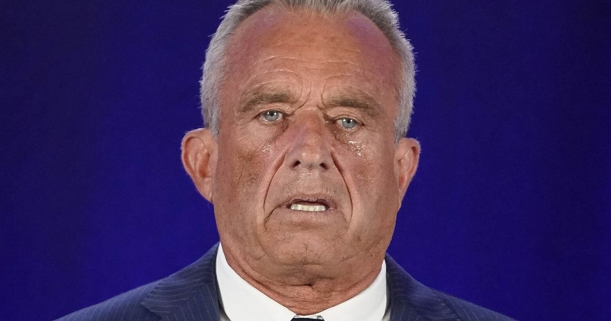 RFK Jr. suspends his presidential bid and backs Donald Trump before ...