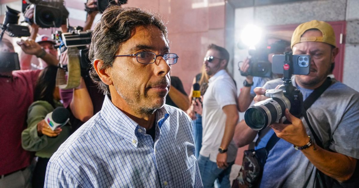 Doctor charged in connection with Matthew Perry’s death appears in ...