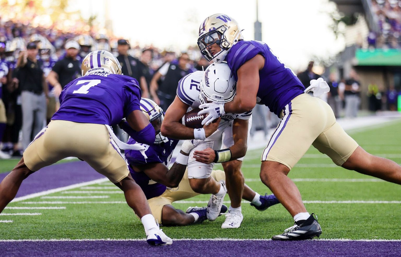 Air Jonah: Coleman takes flight, shows off hands in Huskies’ win | The ...