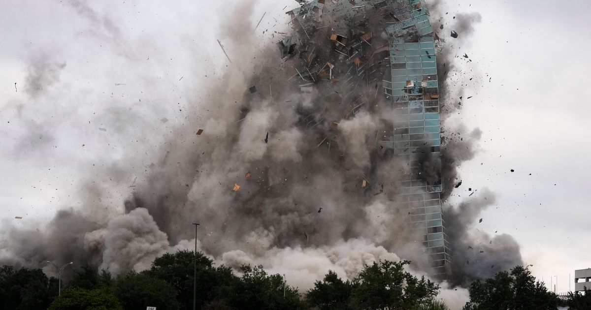 A hurricane-damaged Louisiana skyscraper is imploded | The Seattle Times