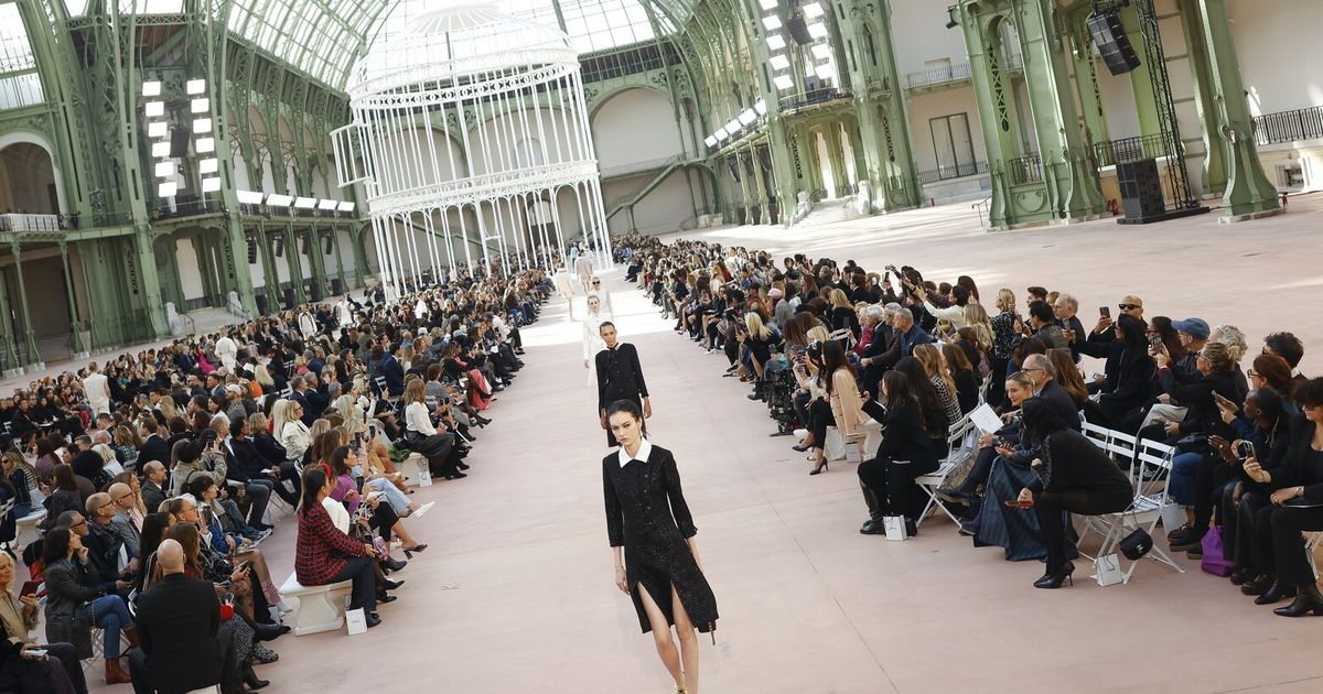 See the dramatic setting for the Chanel spring/summer fashion show ...