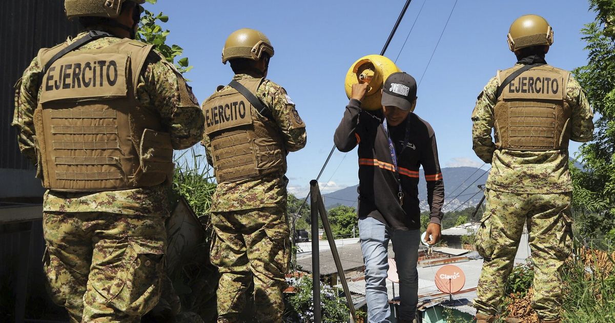 Thousands of soldiers fence off a Salvadoran neighborhood in pursuit of ...