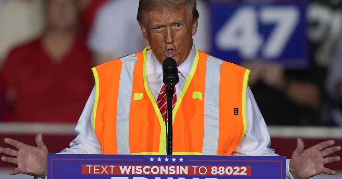 Trump campaigns with Packers legend Brett Favre at rally in Green Bay ...