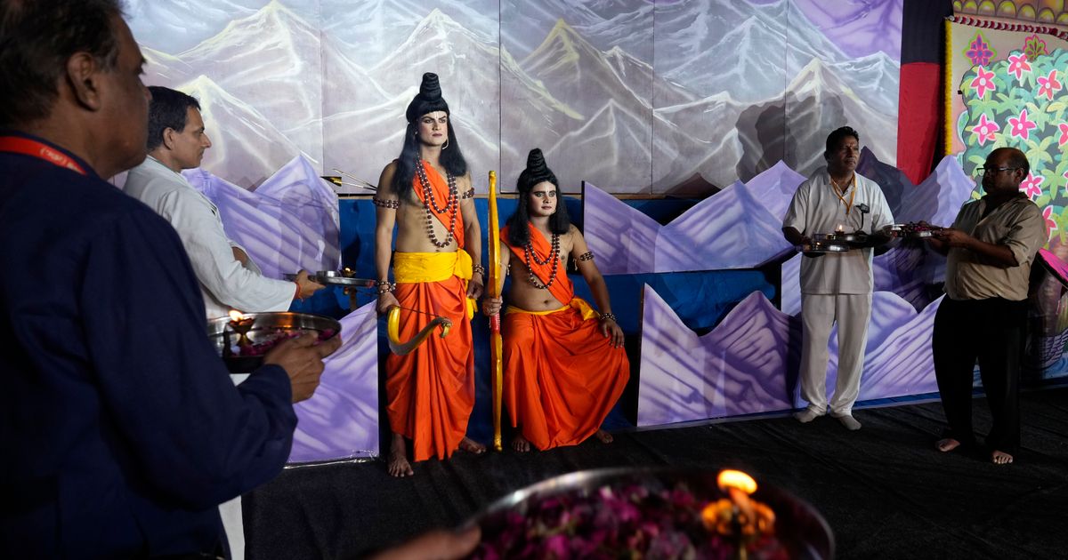 AP PHOTOS: Performers bring Hindu gods to life in the Ramleela | The ...