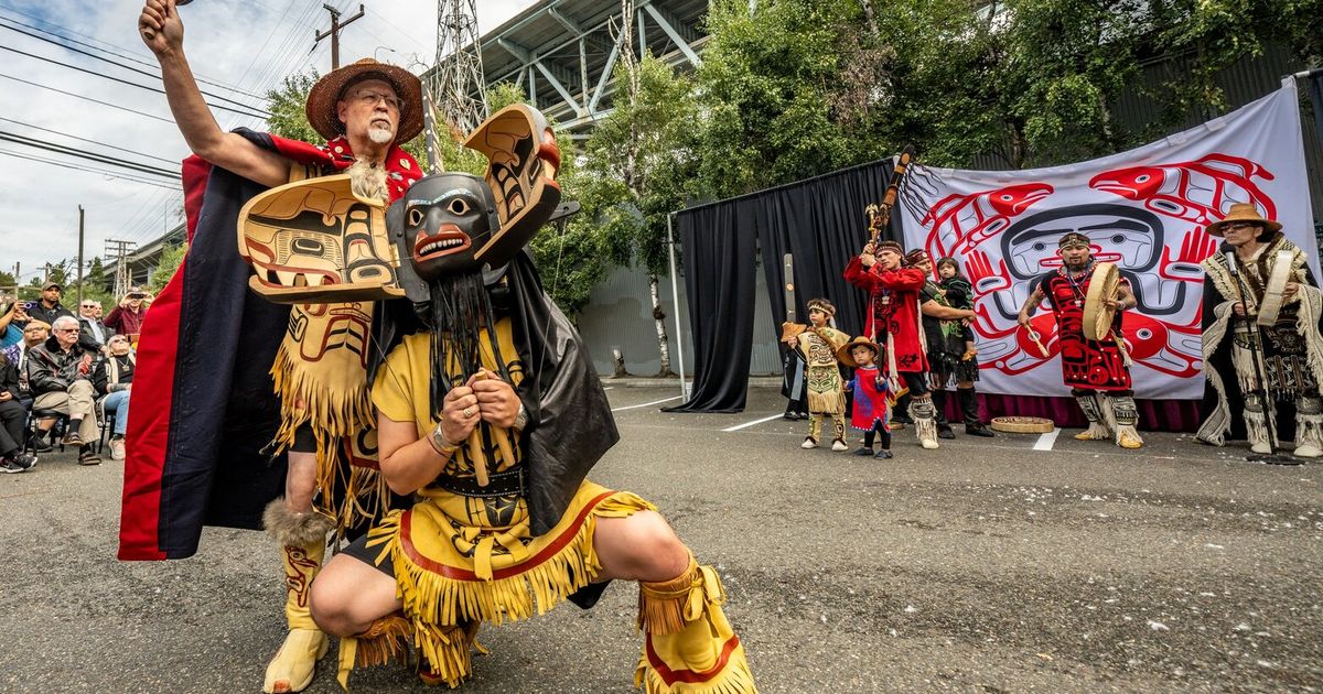‘People of the Salmon’ totem pole celebrated at Lake Union Ivar’s | The ...