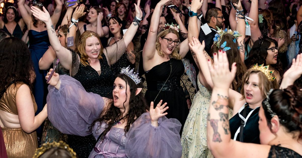 Seattle-area romantasy convention brings together readers, authors ...