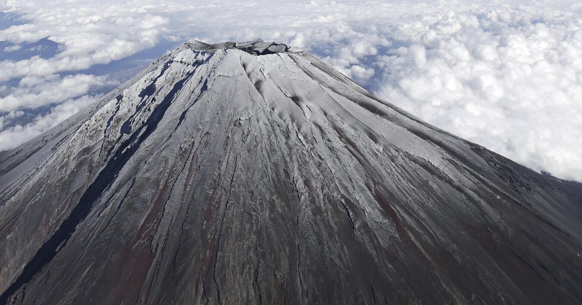 A man airlifted from Japan’s Mount Fuji returns to the slope days later ...